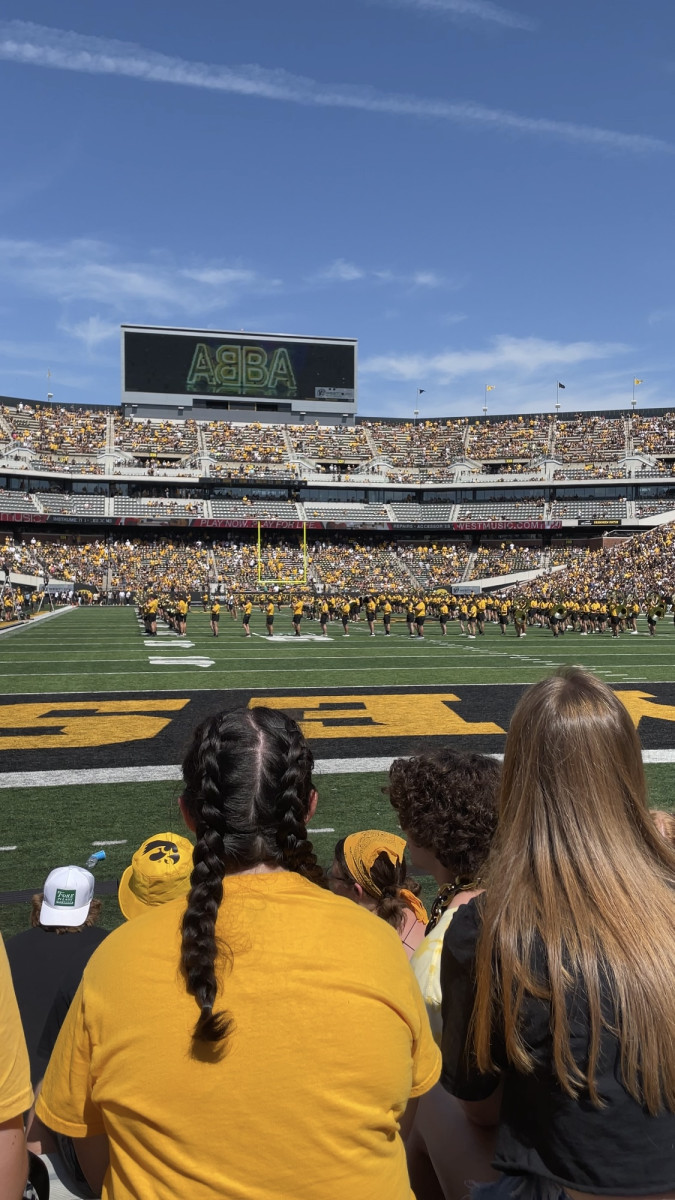 Iowa Hawkeyes (and the sun) Bring the Heat to the Season Opener Game – Mia